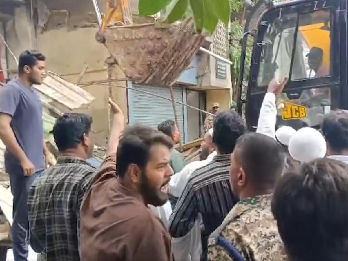 दिल्ली गेट परिसरातील अतिक्रमण हटाव मोहिमेत अडथळा निर्माण करणाऱ्या १९ ...