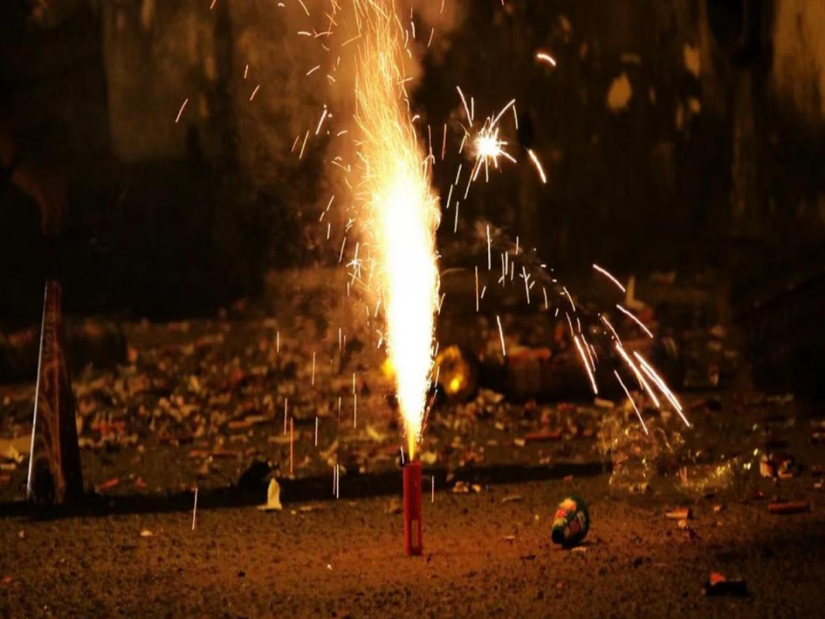 Video: चेंबरवर फटाके फोडले अन् स्फोट झाला; २ मुले जखमी, पुण्यातील ...