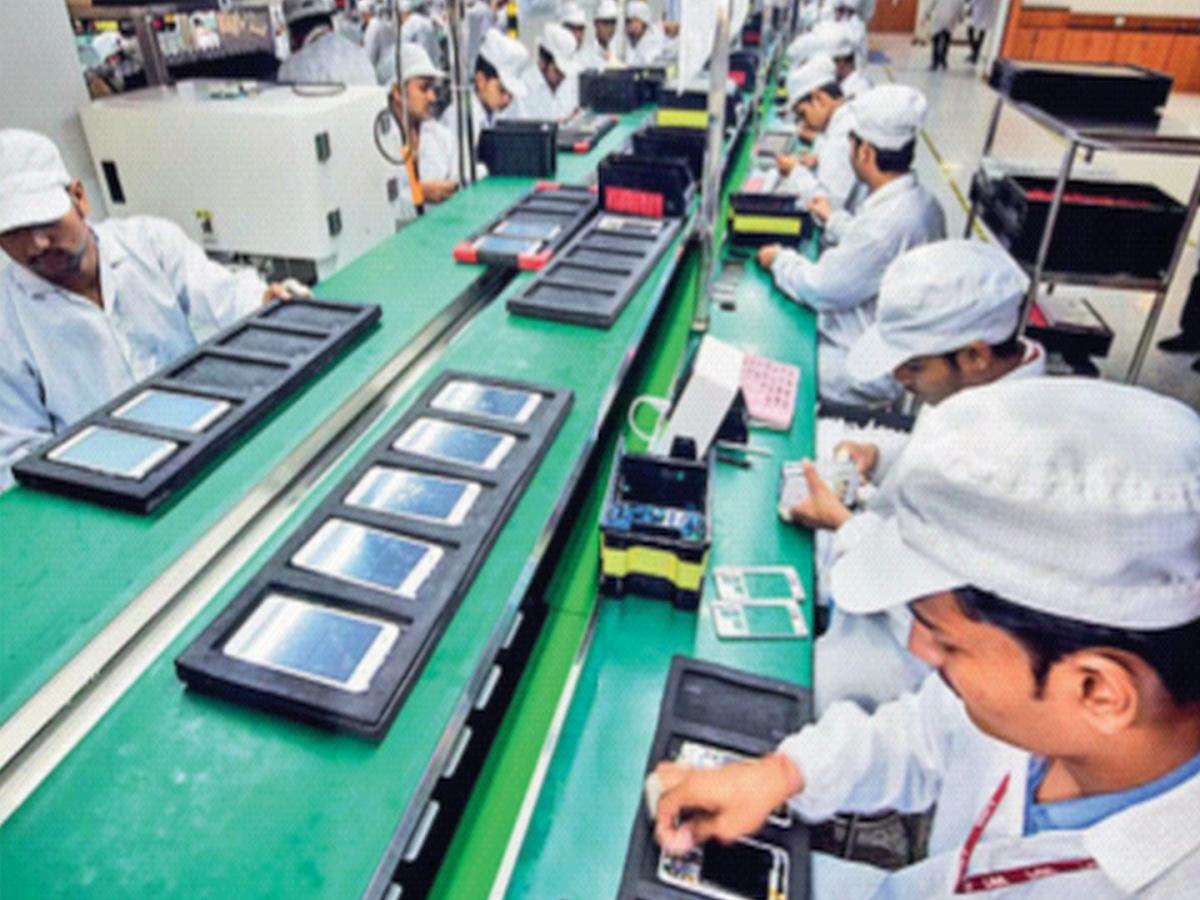 मोबाइल निर्मितीत भारत दादा; भारतात १० वर्षांत २.४५ अब्ज मोबाइलचे ...
