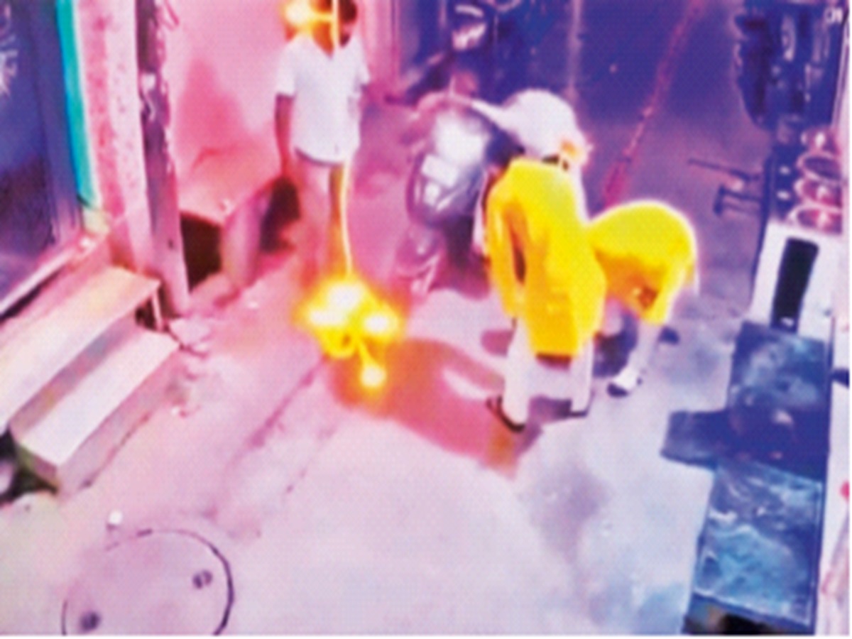 आधी चरणस्पर्श, मग थेट छातीत झाडल्या गाेळ्या - Marathi News | Teenager ...