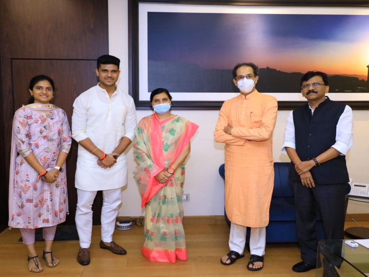 शिवसेनेचा भाजपाला धक्का! मोहन डेलकरांच्या पत्नीला देणार लोकसभा ...