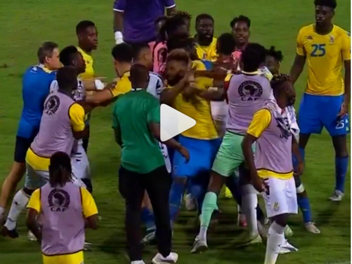 Football Fight Video: तुफान राडा... फुटबॉलचं मैदान एका मिनिटांत बनलं ...