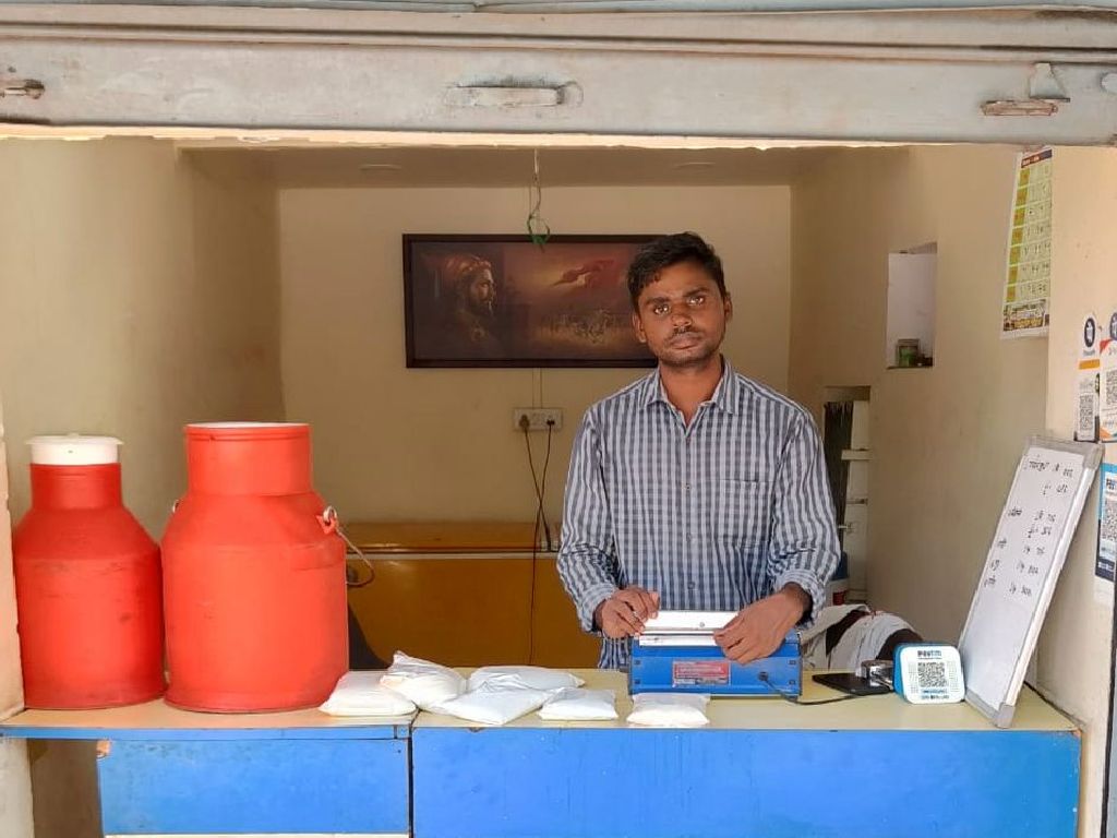 कोरोनानं धडा शिकवला अन् चंद्रपूरचा इंजिनिअर बनला दुधवाला, वाचा संघर्ष ...