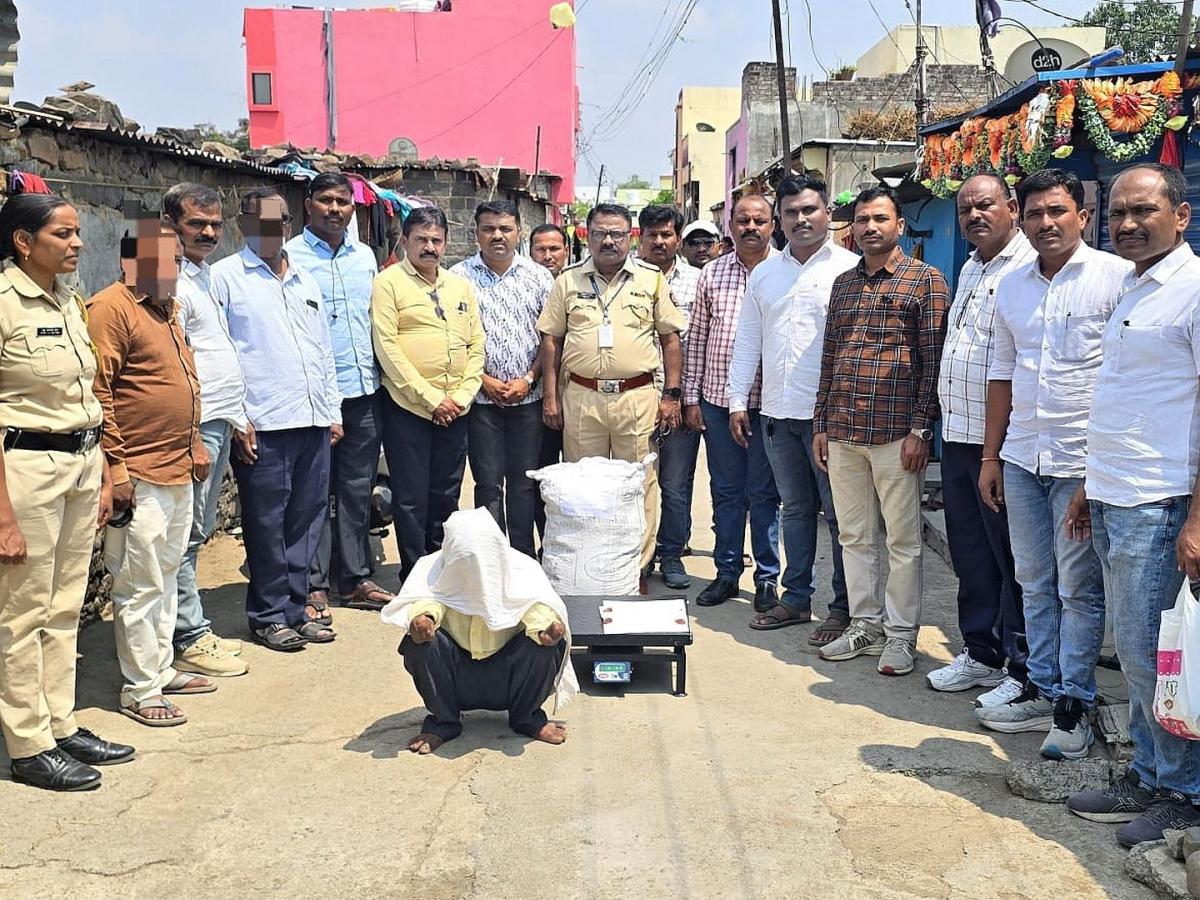 चाकुरात पाेलिसांचा छापा; साडेनऊ किलाे गांजा जप्त Latur Marathi News ...