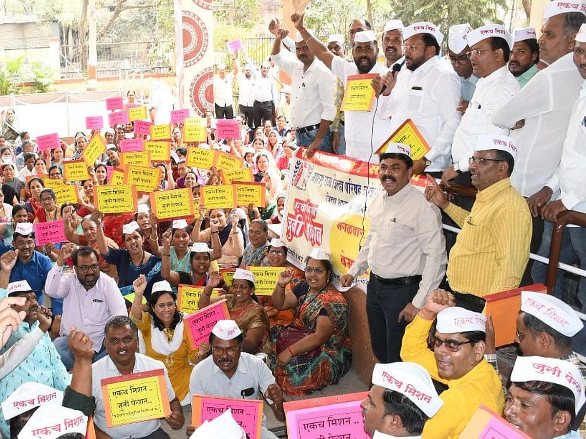 अहमदनगर जिल्हा परिषदेचे कामकाज ठप्प, शंभर टक्के कर्मचारी संपात सहभागी ...