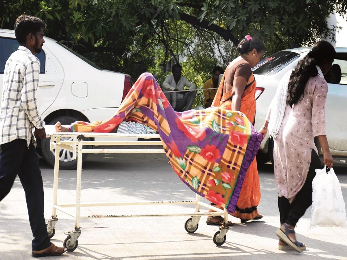 घाटी रुग्णालयात नातेवाइकांना बनावे लागते कर्मचारी; ४० टक्के पदे रिक्त ...