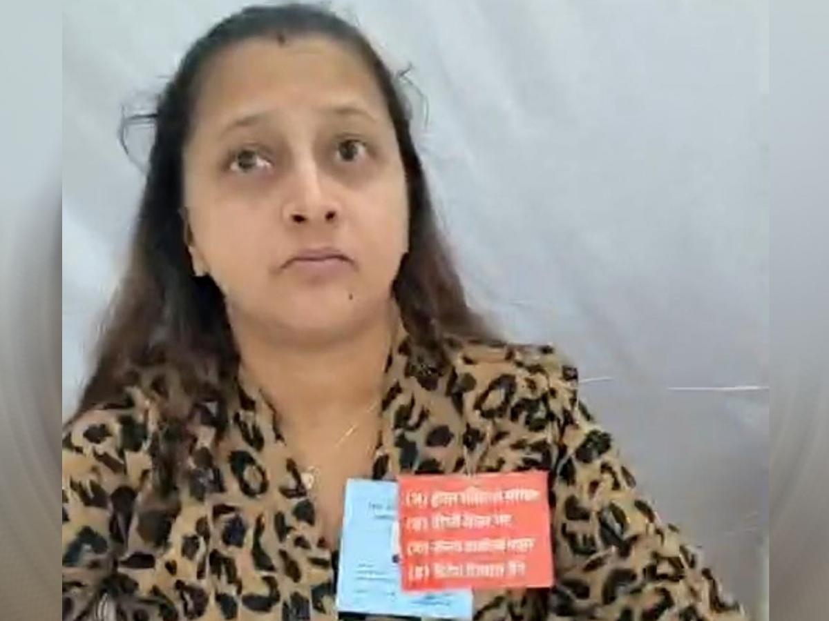 मीरारोड येथील मतदान केंद्रात भाजपचे केंद्र प्रतिनिधी चक्क उमेदवारांच्या ...