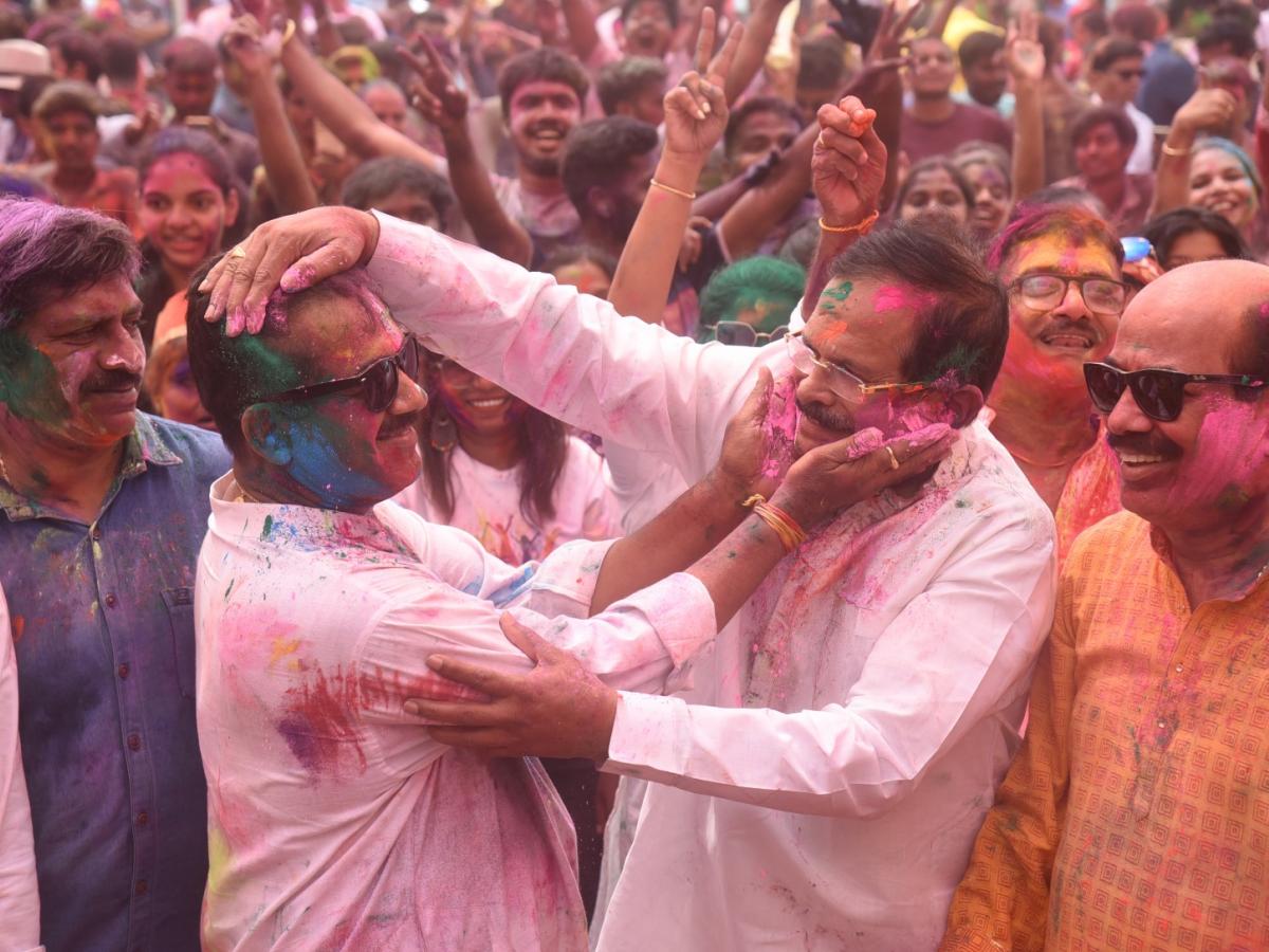 राज्यात रंगाची उधळण, सामान्यांसोबत राजकीय नेतेही रंगले रंगात Goa ...