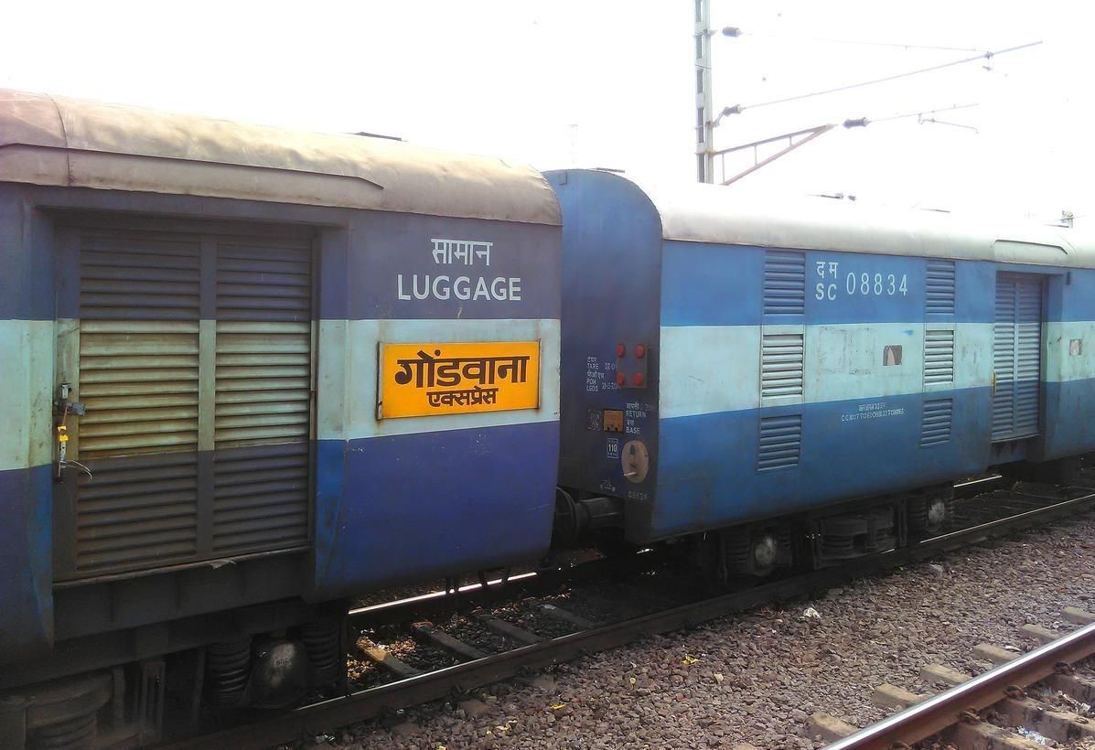 लाल कपडा दाखवून थांबविली गोंडवाना एक्स्प्रेस Nagpur Marathi News ...