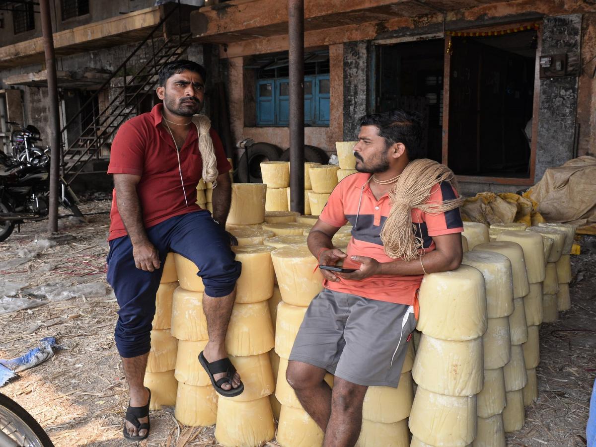 गूळ हमालीचा गुंता सुटला, कोल्हापूर शेती उत्पन्न बाजार समितीत आजपासून ...
