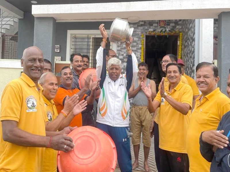व्यायामाला दांडी मारणाऱ्या मित्राच्या दारात वाजविले भांडे Ahilyanagar ...