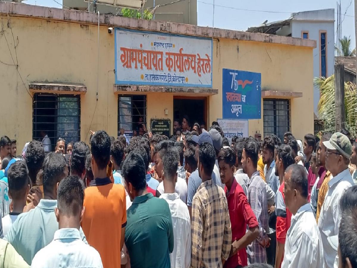 Kolhapur: डिजिटल फलक फाडल्याने हेरलेत तणाव, बेमुदत गाव बंदची हाक ...