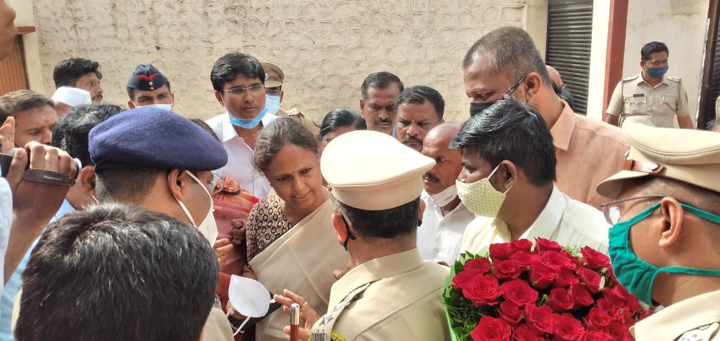 शेवगाव-पाथर्डीच्या आढावा बैठकीत भाजप पदाधिकऱ्यांना रोखले, आमदार राजळे संतापल्या - Marathi News ...