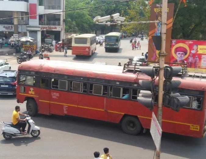 संगमनेर बसस्थानकाच्या प्रवेशद्वारासमोरच पार्किंग; स्थानकात येणाऱ्या ...