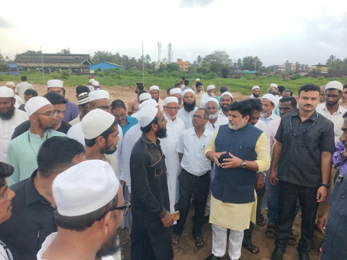 मिरकरवाडा बंदरातील बंद नौका तातडीने बाहेर काढा, मंत्री उदय सामंतांनी ...