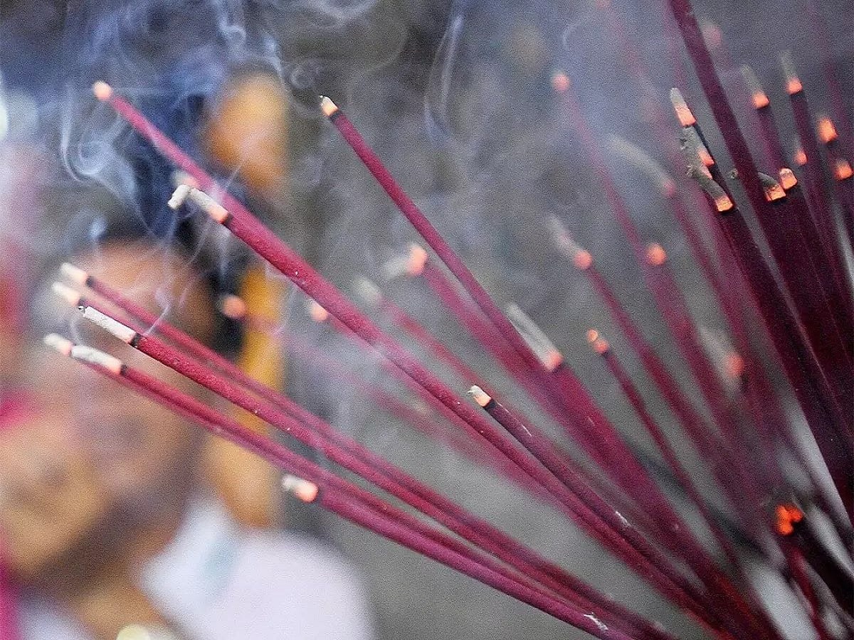 आता अगरबत्तीतून निघतोय महागाईचा धूर; किंमत वाढविण्याऐवजी संख्या घटवली ...