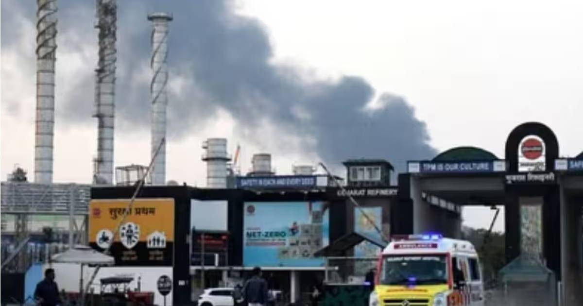 वडोदराच्या IOCL रिफायनरीत स्फोटानंतर भीषण आग; बचावकार्य सुरू - Marathi ...