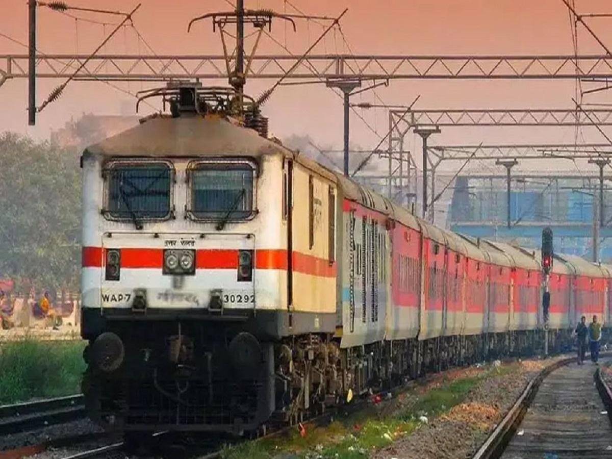Confirmed Train Ticket : रेल्वे प्रवाशांसाठी खुशखबर! आता धावत्या ...