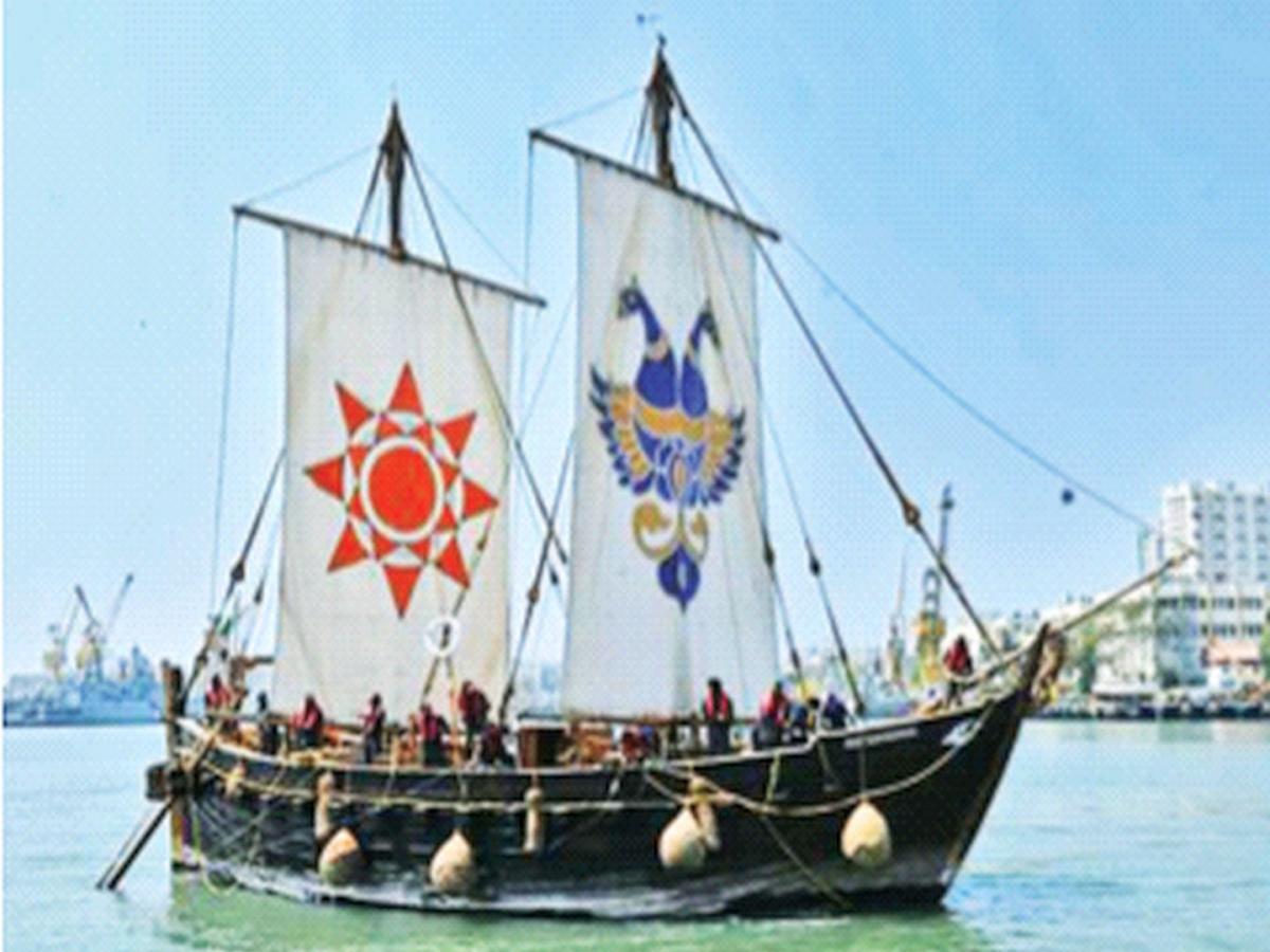 ओमानच्या दौऱ्यावरून परतली ‘आयएनएसव्ही कौंडिण्य’, पारंपरिक बांधणीची नौका ...