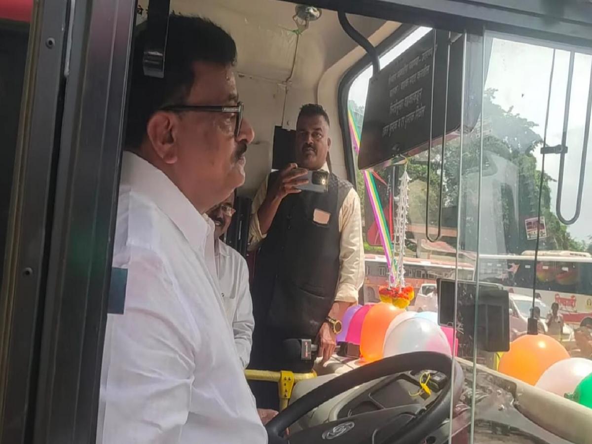 आमदार भास्कर जाधव यांनी चालवली एसटी बस; चिपळूण एसटी आगारात नवीन ५ बसेस ...