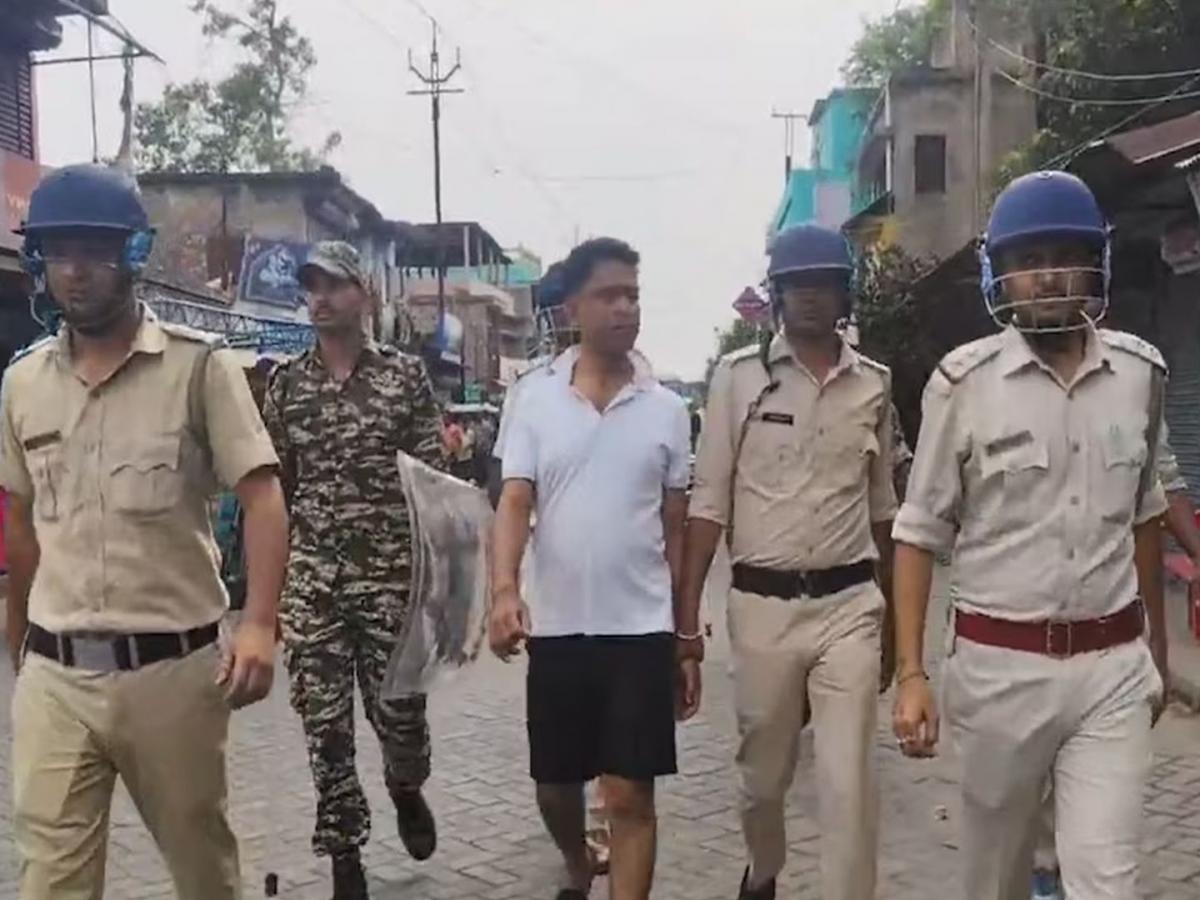 तृणमूल काँग्रेसच्या नेत्याची पोलिसांनी हाफ पँट आणि टी-शर्टवर काढली धिंड ...