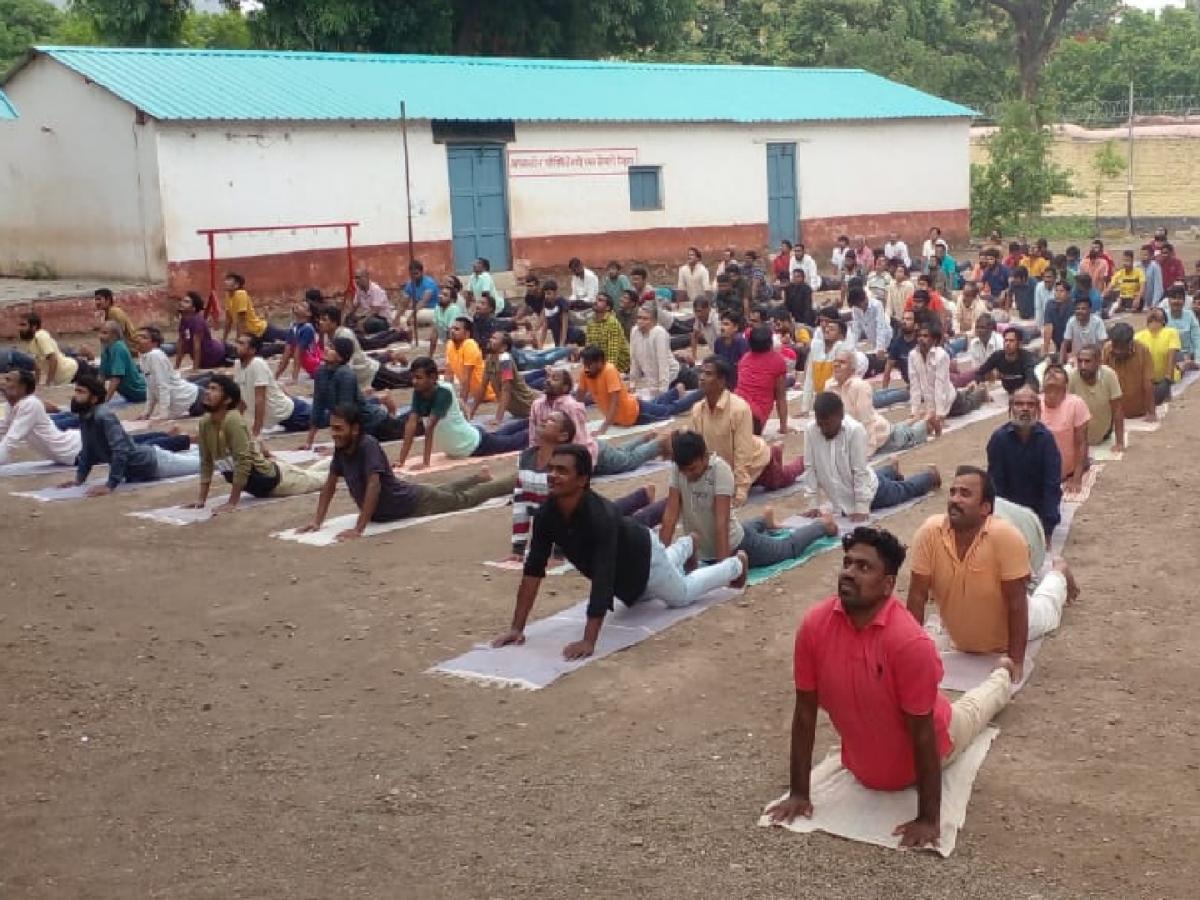 बंदीवानांनी घातले सुर्यनमस्कार, सातारा जिल्हा कारागृहात योगासन ...