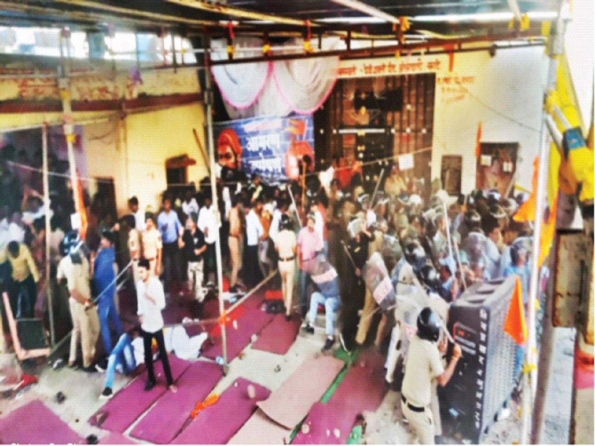 मराठा उपोषणकर्त्यांवर लाठीमार; आंदोलकांकडून दगडफेक, जाळपोळ Jalana Marathi News | Lathicharge on ...