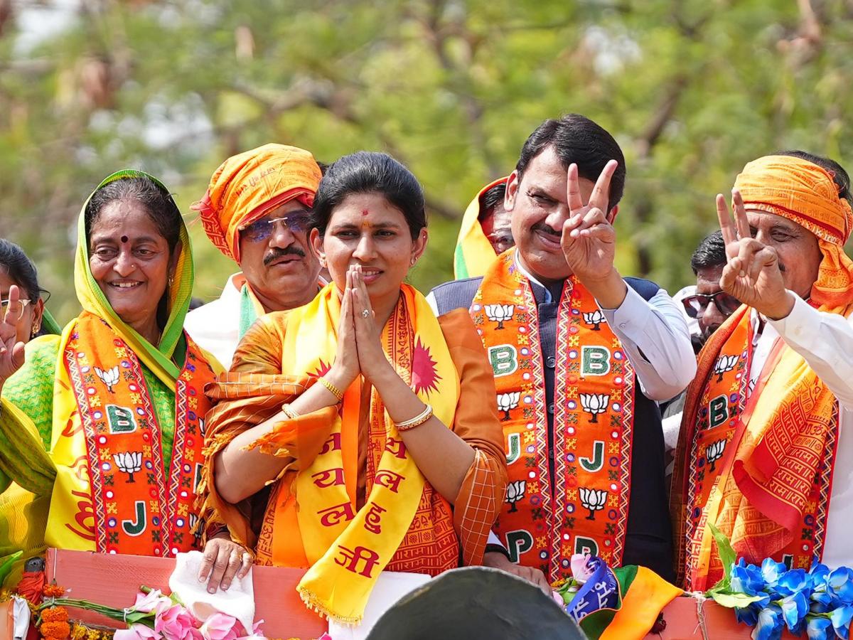 रक्षा खडसे, स्मिता वाघ यांच्यासह २८ जणांनी भरले उमेदवारी अर्ज Jalgaon ...