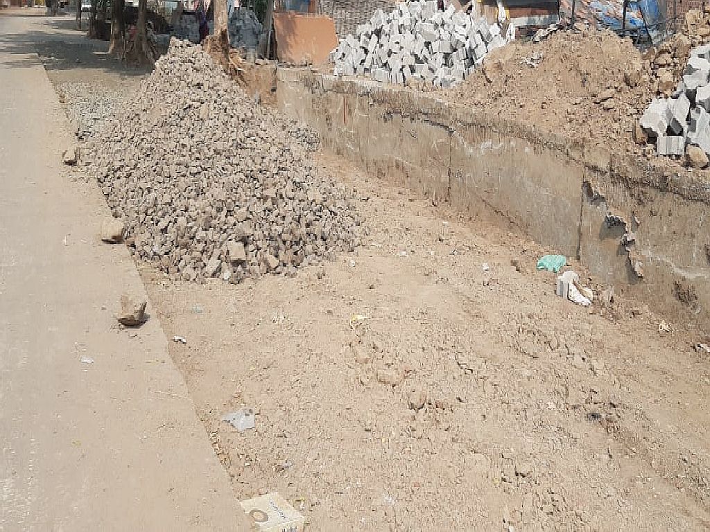 कंत्राटदाराने सळाखीनंतर सिमेंट काँक्रिटही गिळलं; सार्वजनिक बांधकाम ...