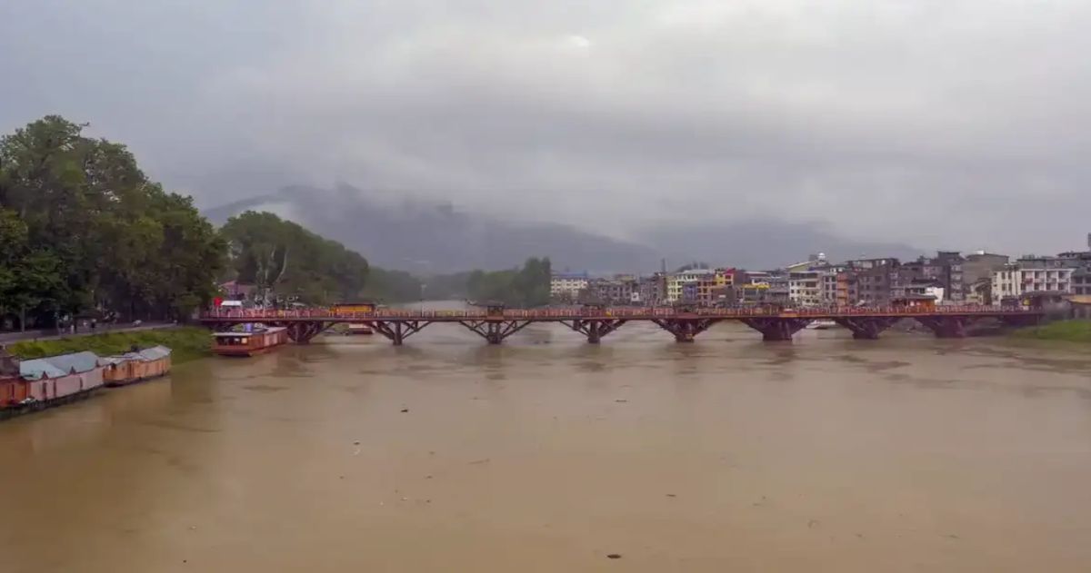 'झेलम'ला अचाकच पूर आला, पाकिस्तानात एकच गोंधळ उडाला; पाक मीडियानं ...