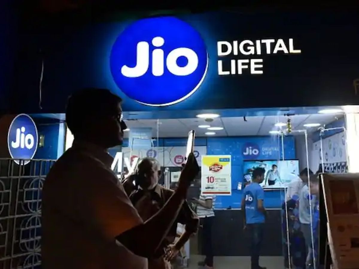 Reliance Jio New Plans: जिओचे ५ नवे प्लॅन्स लाँच; फुटबॉल वर्ल्डकपची मजा ... Reliance Jio New Plans: जिओचे ५ नवे प्लॅन्स लाँच; फुटबॉल वर्ल्डकपची मजा ...