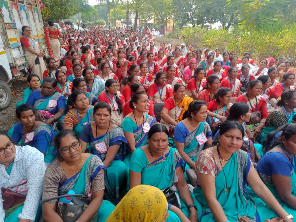 आशा स्वयंसेविका, गटप्रवर्तक महिला संपावर; मोर्चातील घोषणांनी जि.प ...