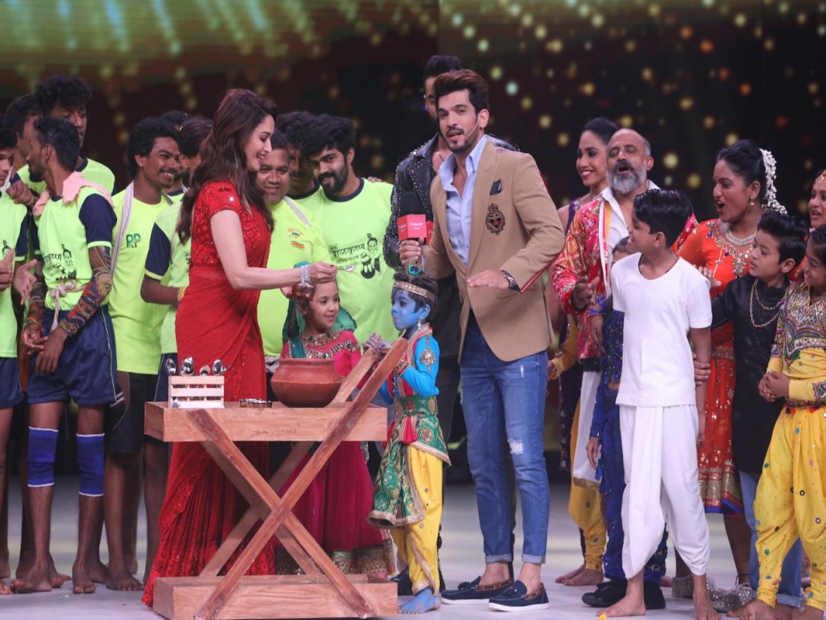 माधुरी दीक्षितने डान्स दीवानेच्या सेटवर जन्माष्टमीचा सोहळा केला साजरा ...