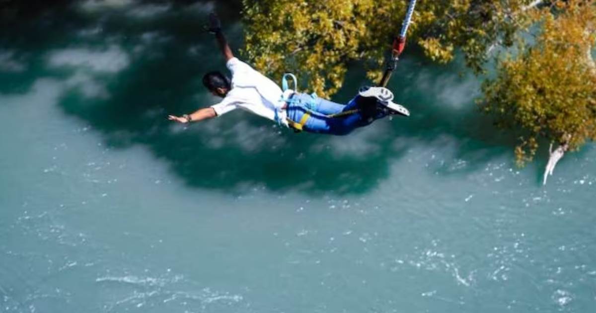 धक्कादायक! घटस्फोट साजरा करताना ७० फुटावरून कोसळला, मणका मोडला ...