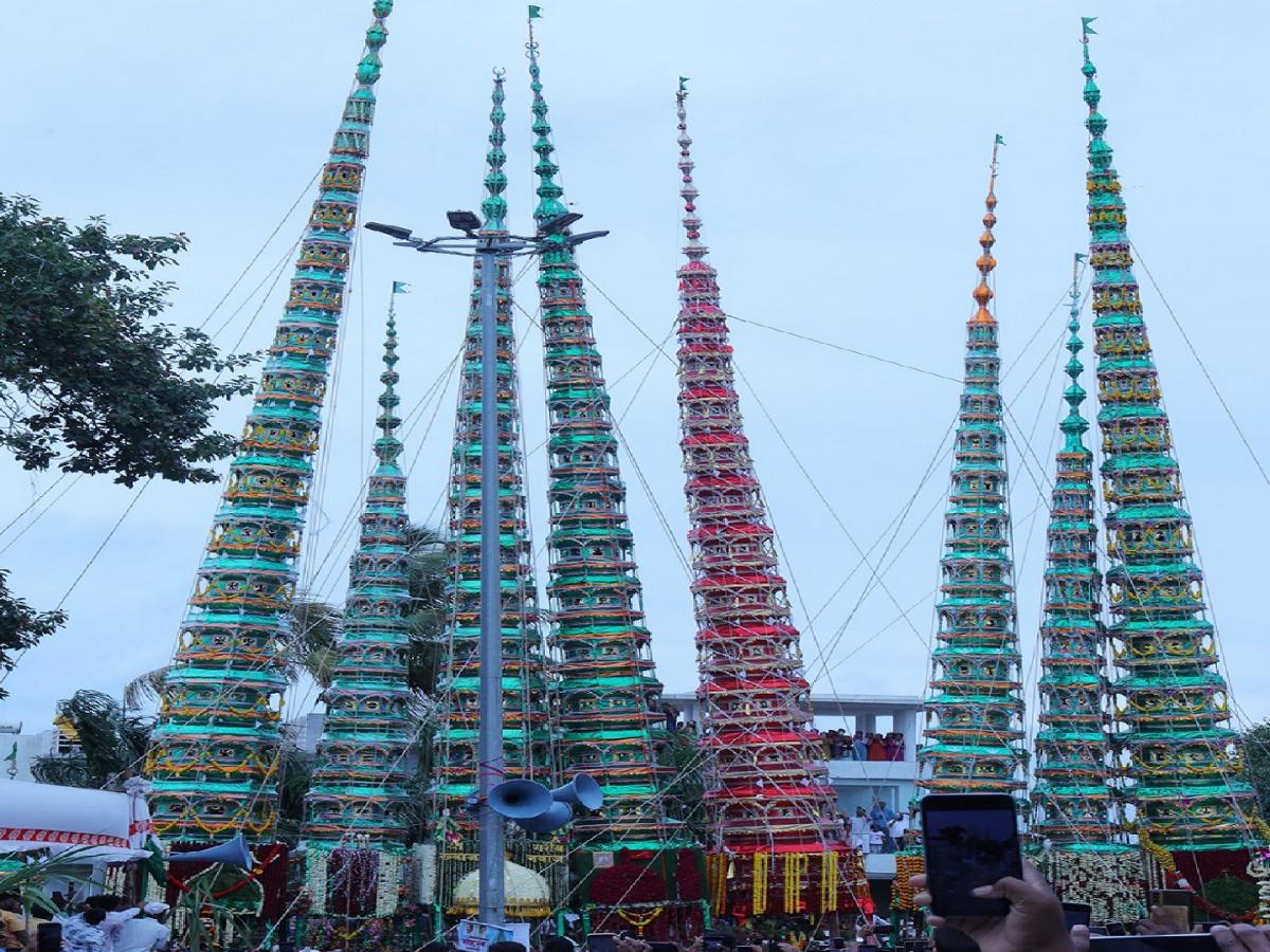 Sangli: कडेगावात गगनचुंबी ताबूतांच्या भेटींचा सोहळा उत्साहाने संपन्न ...