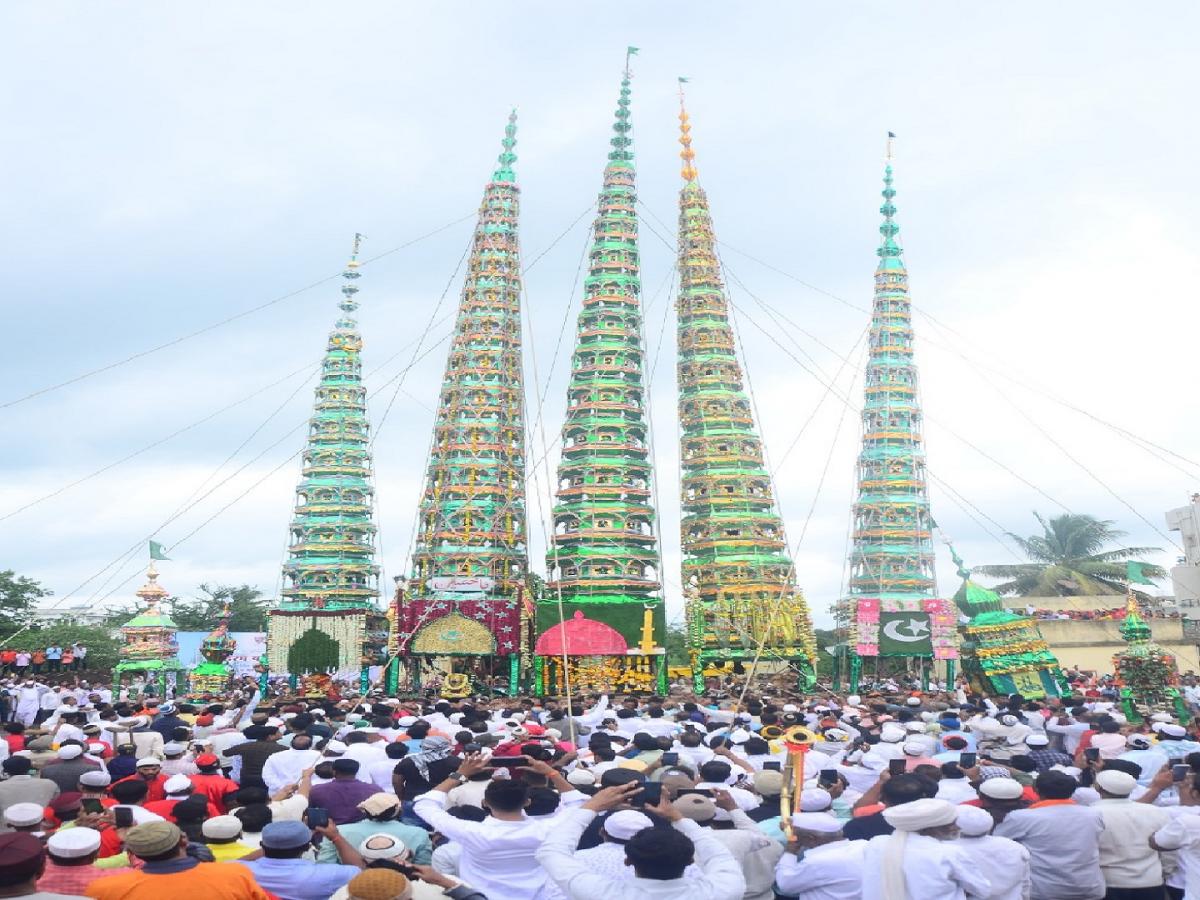 Sangli: कडेगावात गगनचुंबी ताबूतांच्या भेटी उत्साहात, हिंदू-मुस्लिम ...