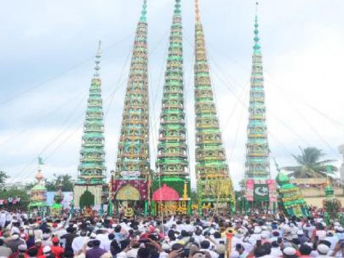 सांगलीतील कडेगावात रंगला गगनचुंबी ताबूत भेटींचा सोहळा, हिंदू-मुस्लीम ...