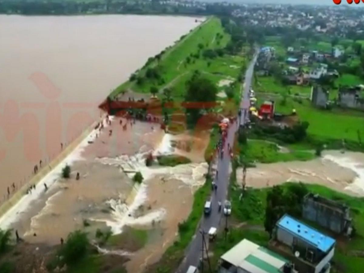 कोल्हापूरातील कळंबा तलाव ओव्हरफ्लो; विलोभनीय दृश्य कॅमेऱ्यात कैद ...