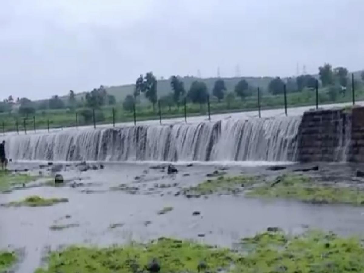 कोल्हापुरातील कळंबा तलाव पहिल्यांदाच जूनमध्ये 'ओव्हर फ्लो', पर्यटकांची ...