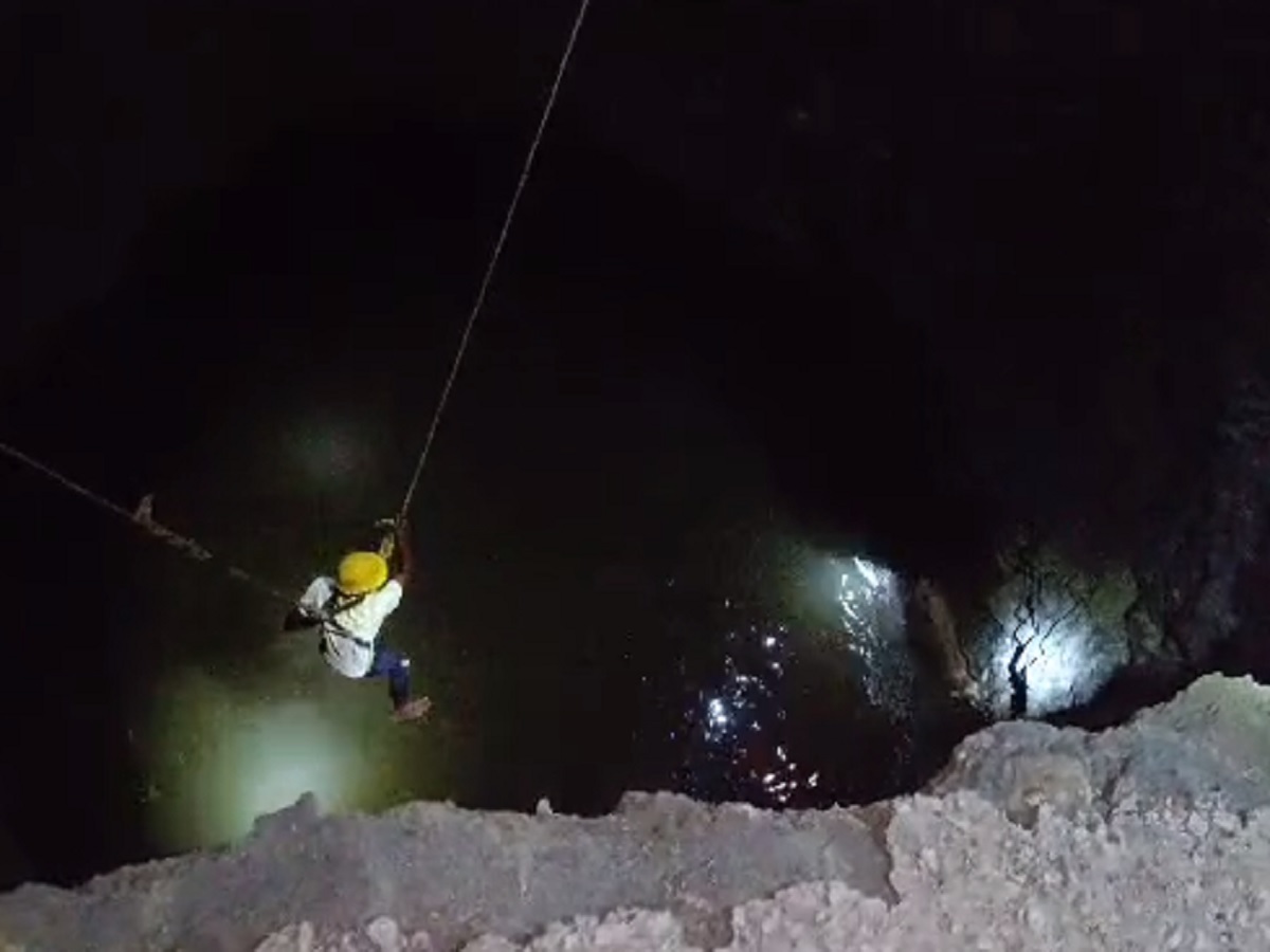 तहानलेलं काळवीट विहिरात पडले, प्राणीमित्राने जीव धोक्यात घालून दिले ...