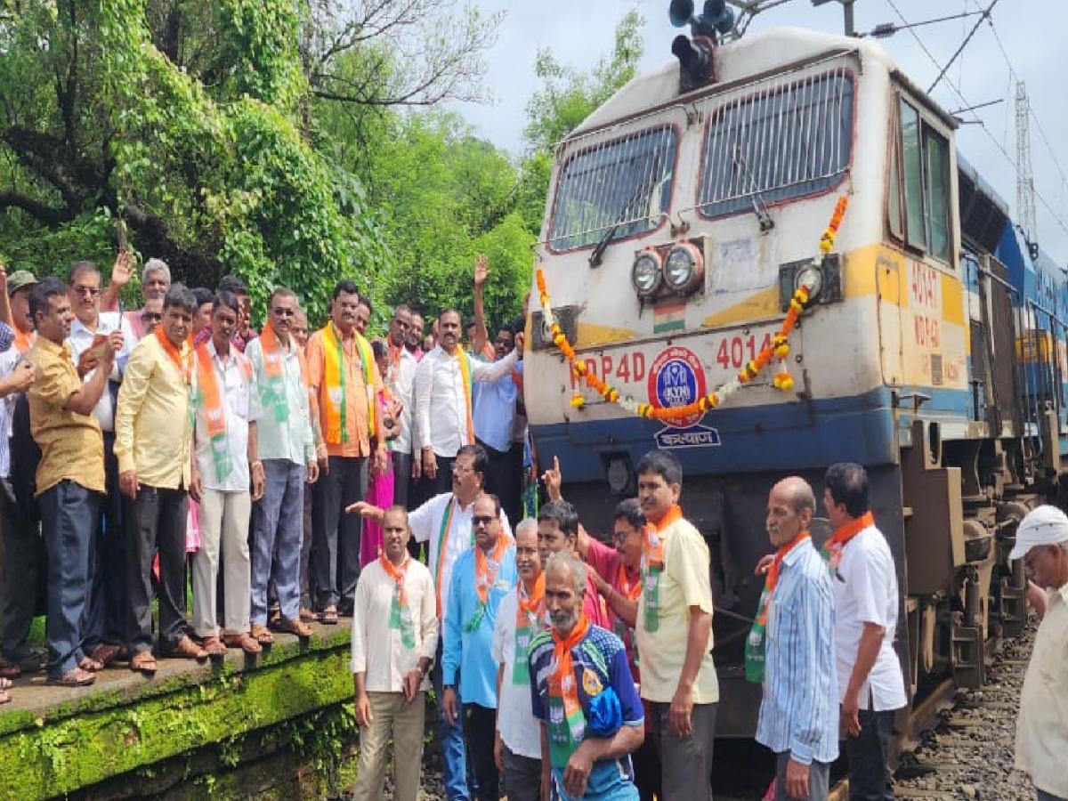 नांदगाव रेल्वे स्थानकात तुतारी एक्सप्रेसचे स्वागत!, कोरोना काळात बंद ...