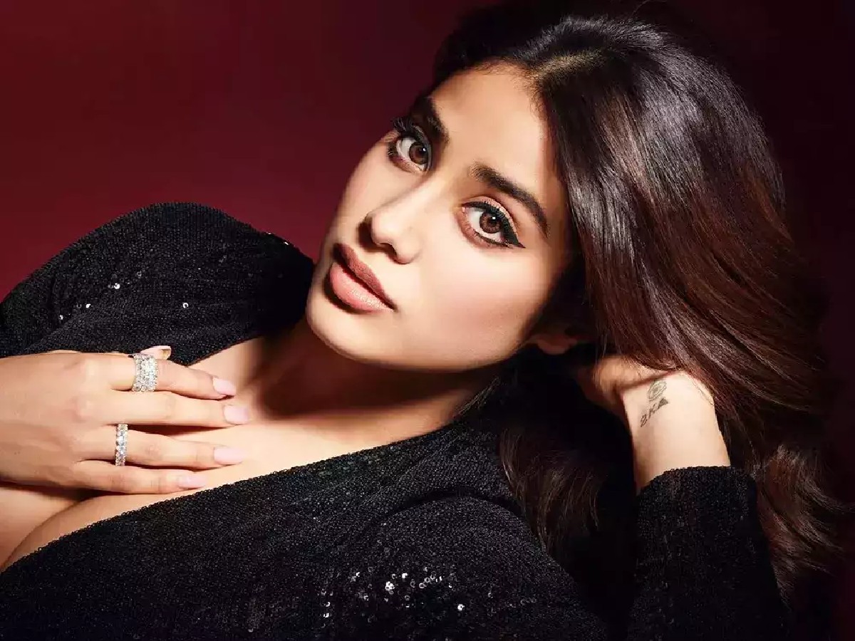 Janhavi Kapoor : जान्हवी कपूरचे 'हॉट फोटोशुट'; ब्लॅक ड्रेसमध्ये दिसतेय ...