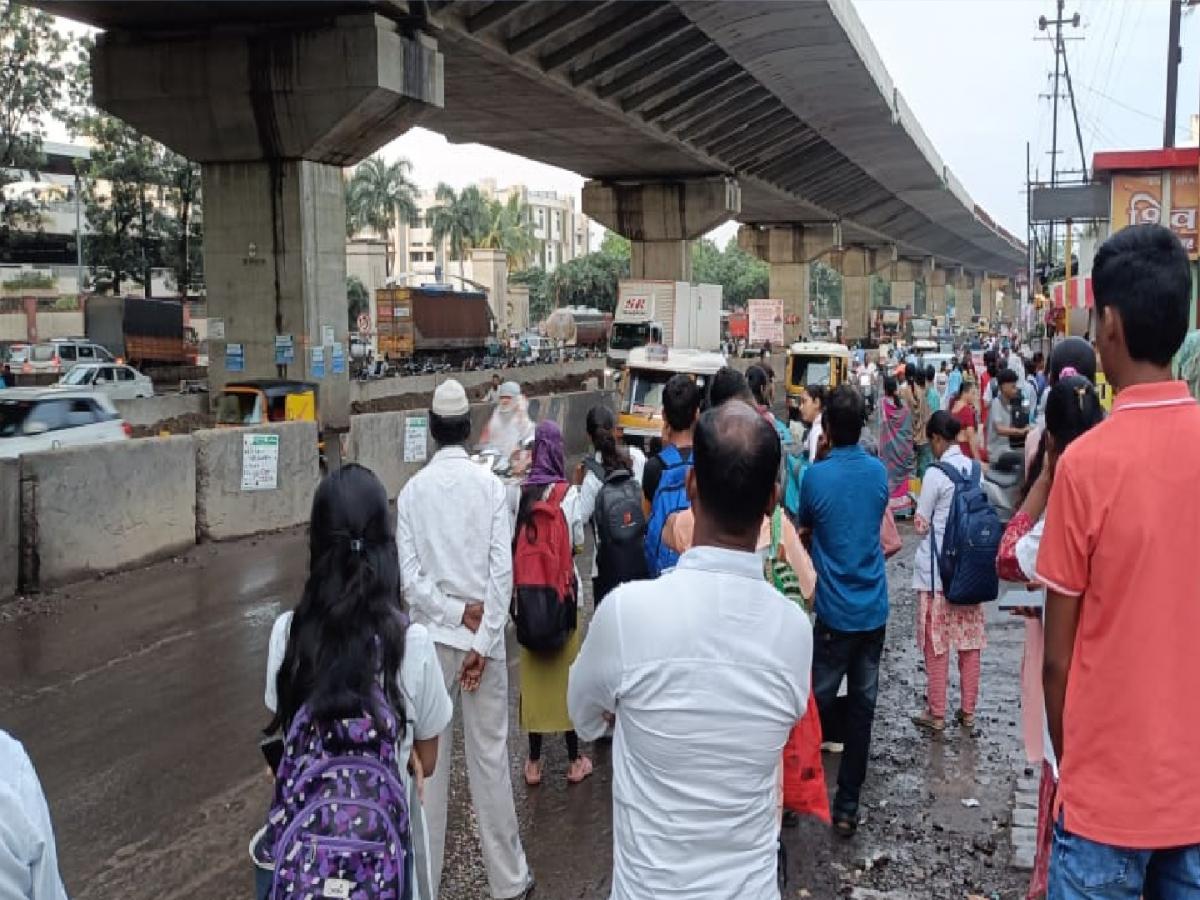 Satara: राष्ट्रीय महामार्गबाजुच्या थांब्यावर घोंगावतोय मृत्यू, प्रवासी ...