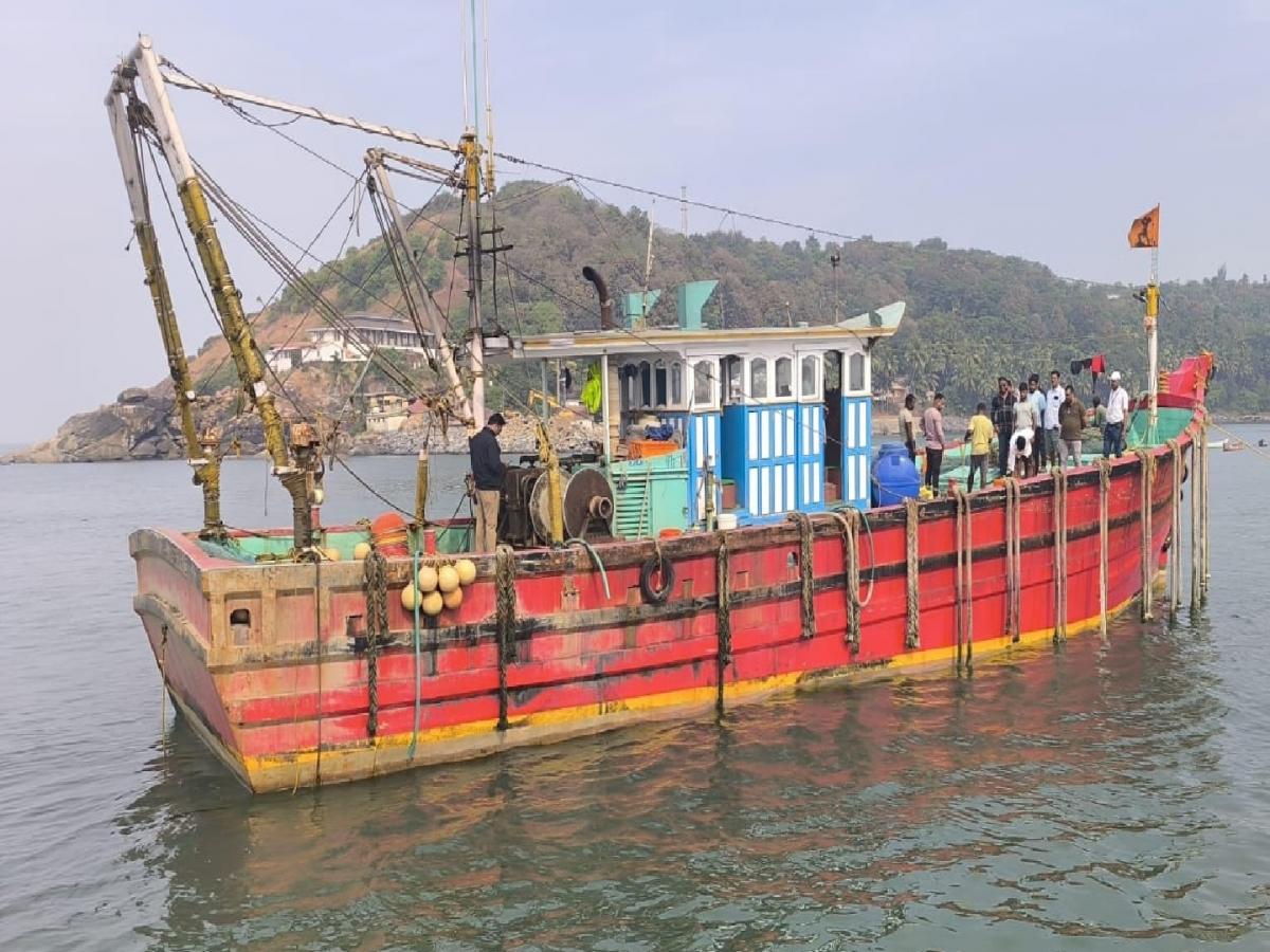 कर्नाटकातील हायस्पीड नौका ताब्यात, आरवली येथे सिंधुदुर्ग मत्स्य ...