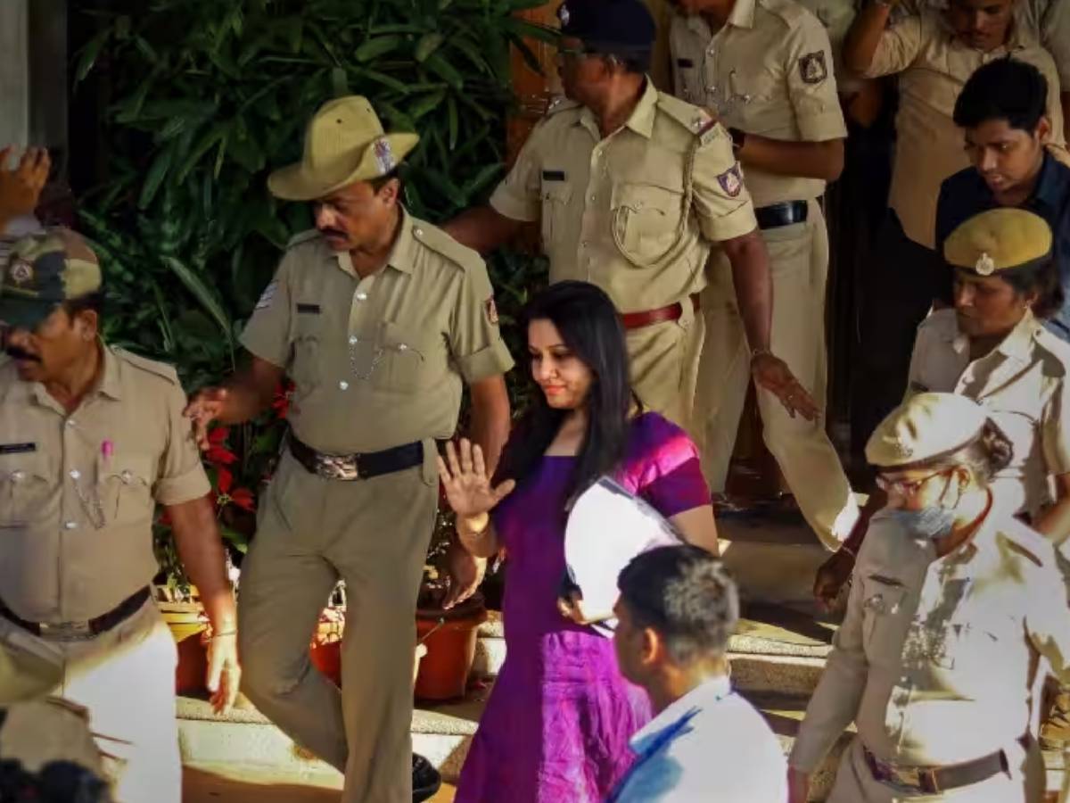 पर्सनल फोटो शेअर करण्यावरुन IAS-IPS मध्ये जोरदार वाद! सरकारने केली बदली - Marathi News ...