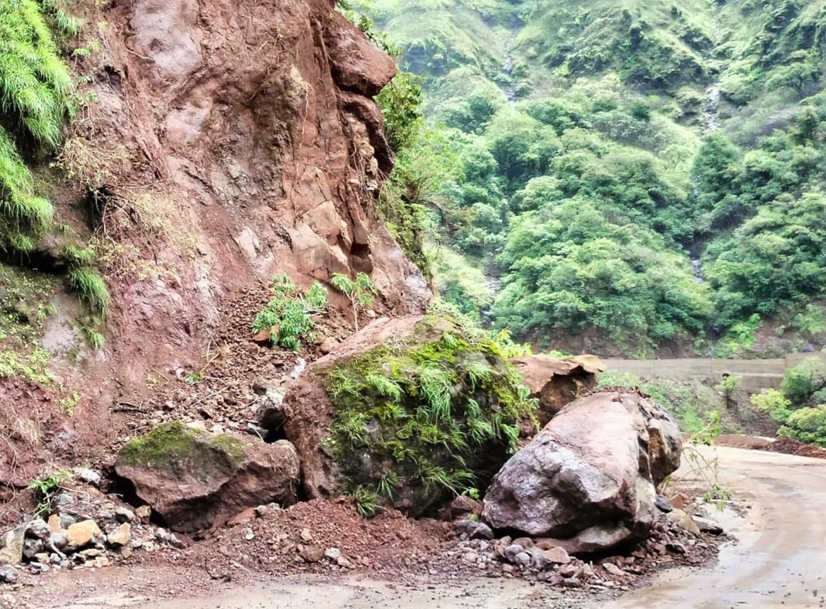 करुळ घाटातील संरक्षक भिंतीसह कॉंक्रीटचा नवीन रस्ता गेला वाहून - Marathi ...