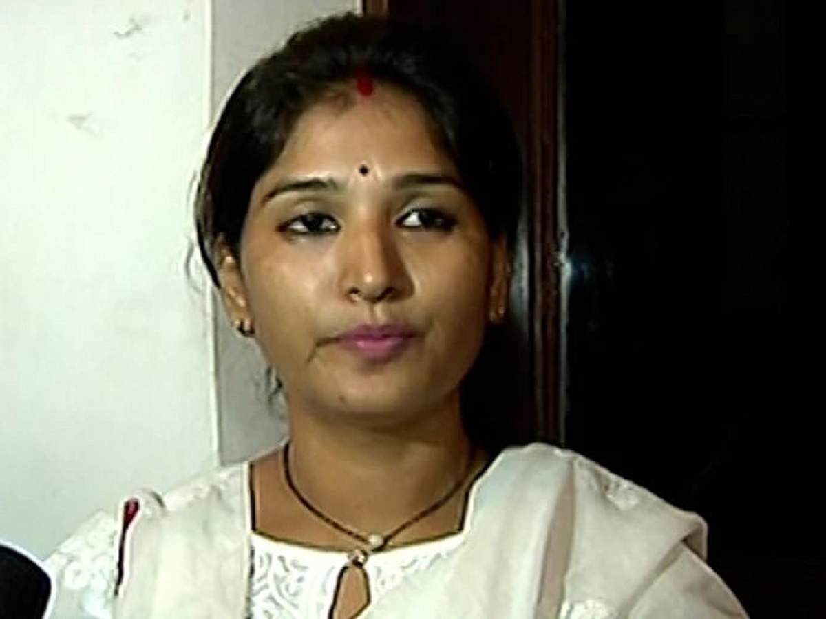 करुणा मुंडे यांना ३० लाखाला गंडा; पोलीस ठाण्यात गुन्हा दाखल - Marathi ...