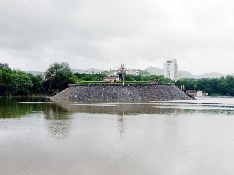 कात्रज तलावात रात्री एका महिलेची उडी; सकाळी सापडला मृतदेह Pune Marathi ...