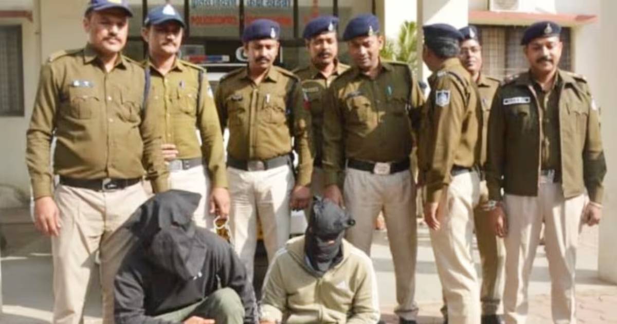 'पुढे दरोडा पडलाय, दागिने काढून ठेवा'; पोलिसांच्या वेशातील टोळीचा ...