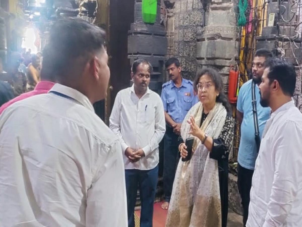 कोल्हापुरातील अंबाबाई मंदिराची पुरातत्वच्या संचालकांकडून पाहणी, लवकरच ...